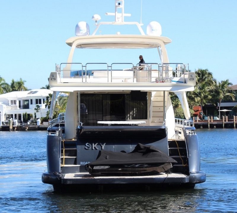 SKY Yacht Charter Details, Azimut | CHARTERWORLD Luxury Superyachts